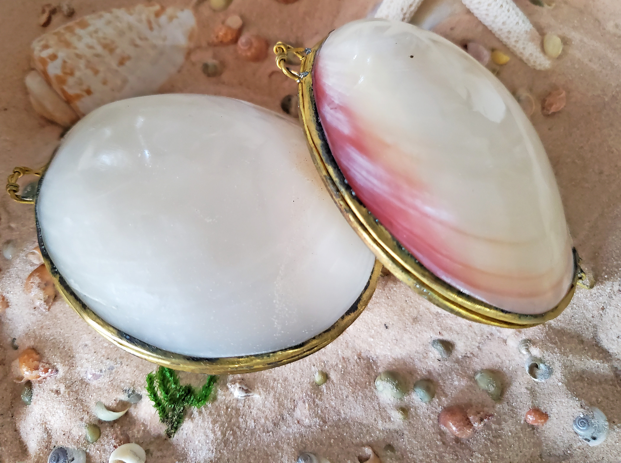 English Clam Shell Bed